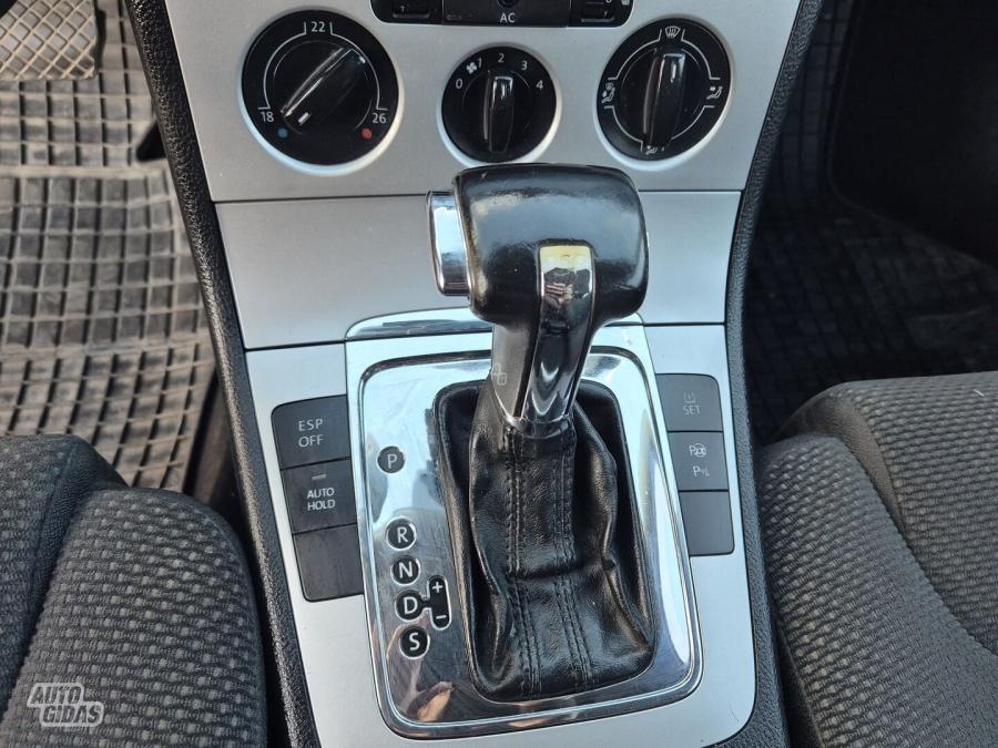 Black Volkswagen Passat 2008 in Vilnius, with an engine capacity of 2.00 L and mileage of 262 thousand km for 3250 €, photo 13 on AUTOMOTO.COM.LV