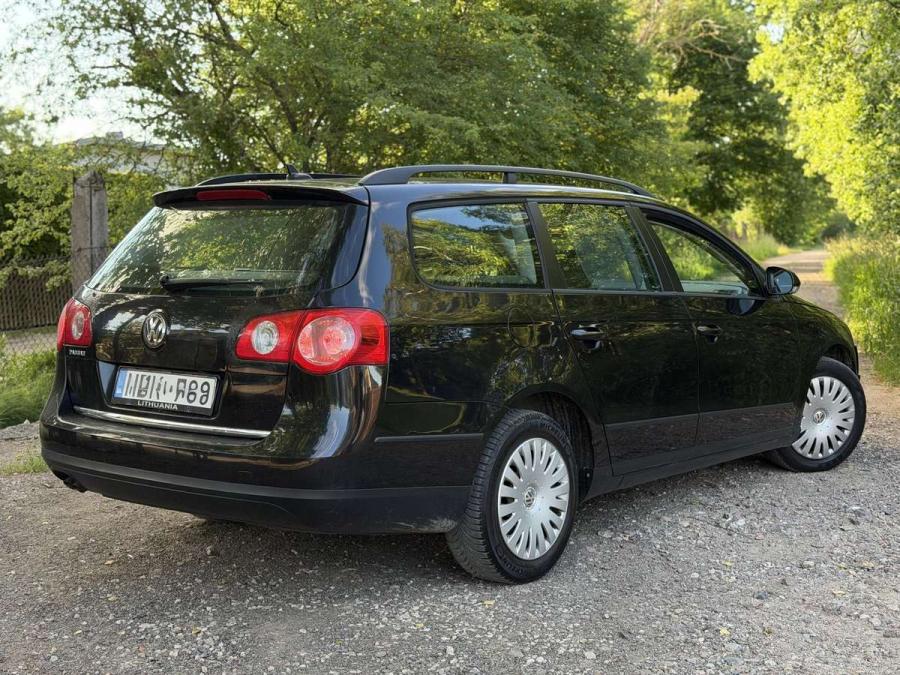 Black Volkswagen Passat 2008 in Vilnius, with an engine capacity of 1.90 L and mileage of 382 thousand km for 1650 €, photo 3 on AUTOMOTO.COM.LV