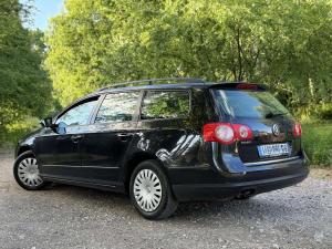 Black Volkswagen Passat 2008 in Vilnius, with an engine capacity of 1.90 L and mileage of 382 thousand km for 1650 €, photo 5 on AUTOMOTO.COM.LV