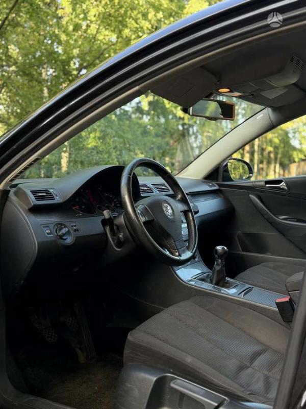 Black Volkswagen Passat 2008 in Vilnius, with an engine capacity of 1.90 L and mileage of 382 thousand km for 1650 €, photo 5 on AUTOMOTO.COM.LV