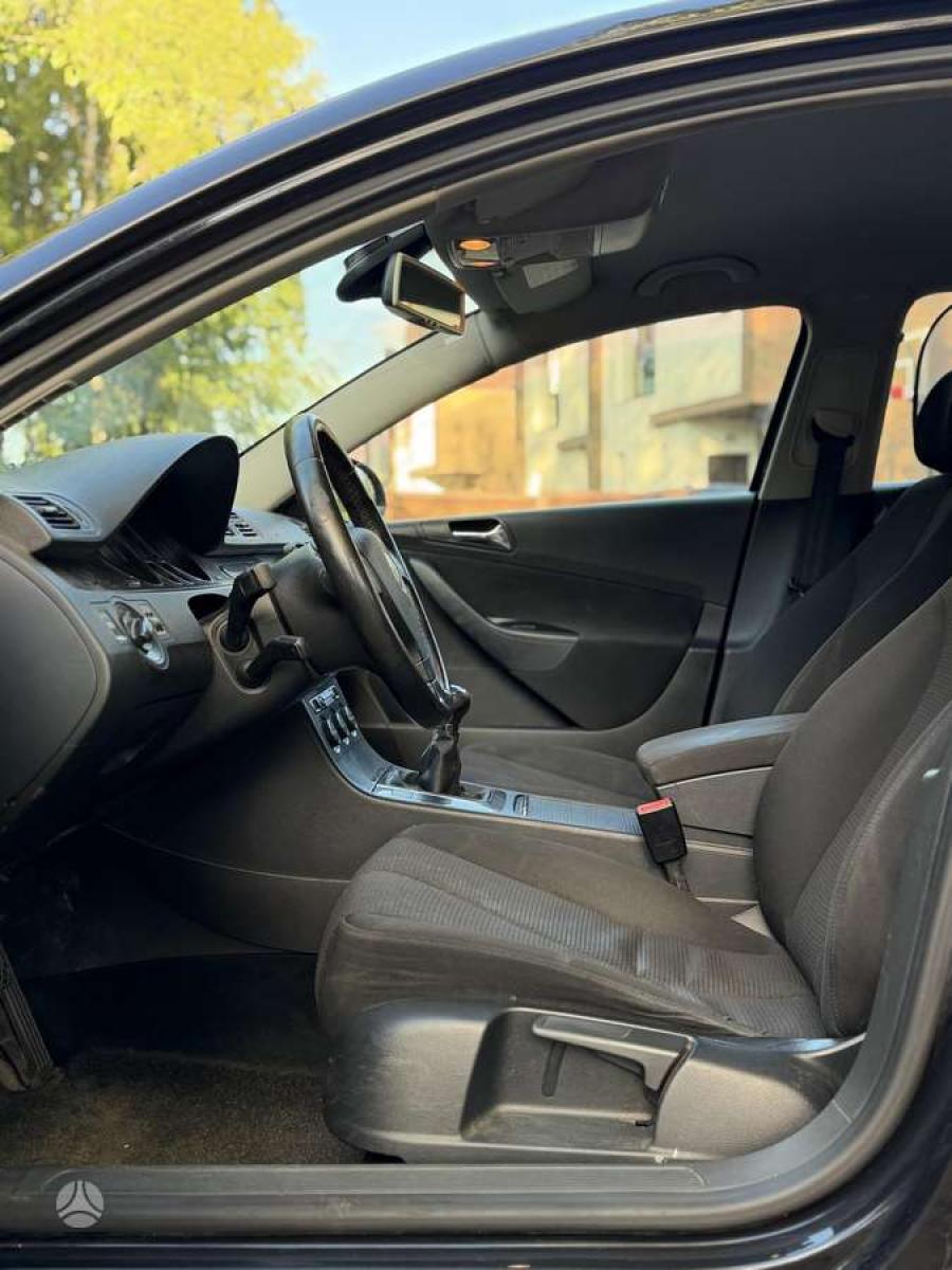 Black Volkswagen Passat 2008 in Vilnius, with an engine capacity of 1.90 L and mileage of 382 thousand km for 1650 €, photo 7 on AUTOMOTO.COM.LV