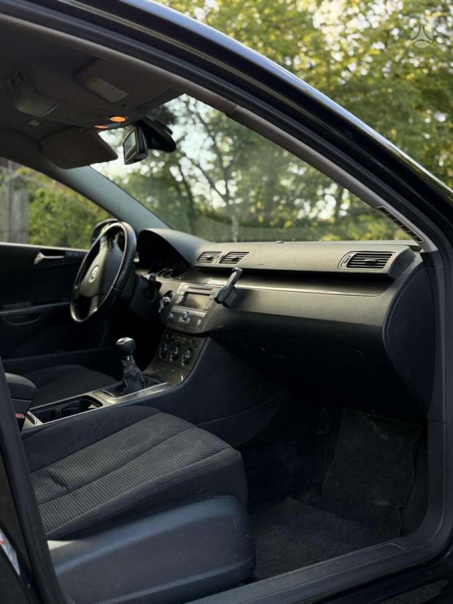 Black Volkswagen Passat 2008 in Vilnius, with an engine capacity of 1.90 L and mileage of 382 thousand km for 1650 €, photo 8 on AUTOMOTO.COM.LV