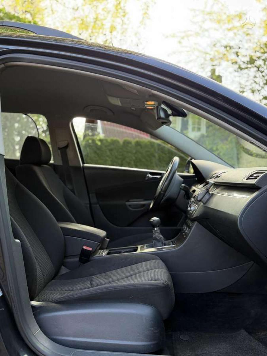 Black Volkswagen Passat 2008 in Vilnius, with an engine capacity of 1.90 L and mileage of 382 thousand km for 1650 €, photo 9 on AUTOMOTO.COM.LV