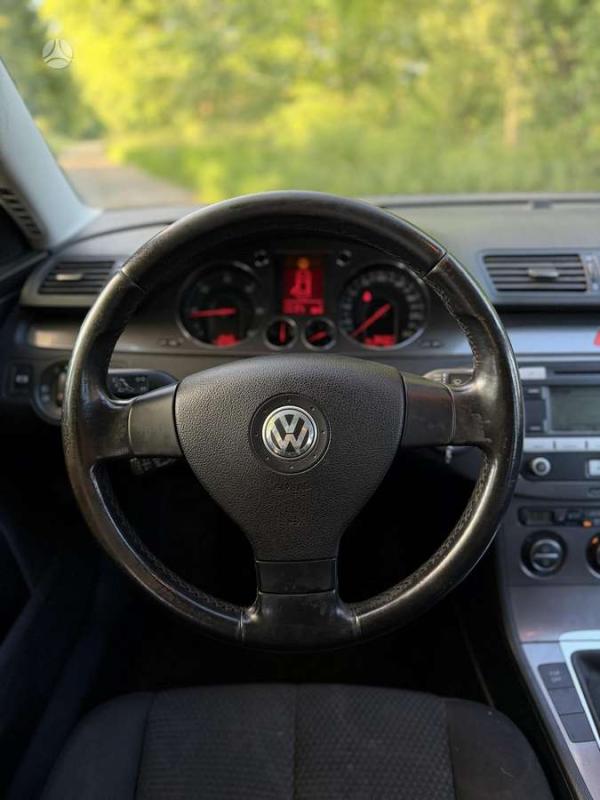Black Volkswagen Passat 2008 in Vilnius, with an engine capacity of 1.90 L and mileage of 382 thousand km for 1650 €, photo 10 on AUTOMOTO.COM.LV