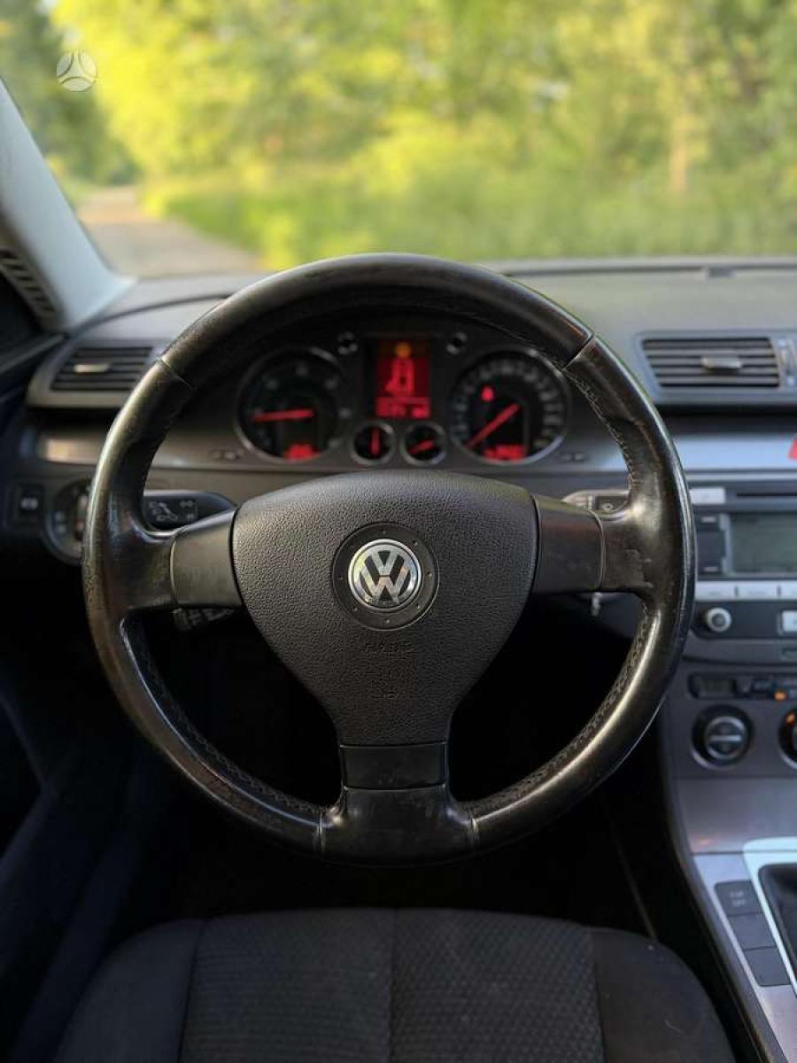 Black Volkswagen Passat 2008 in Vilnius, with an engine capacity of 1.90 L and mileage of 382 thousand km for 1650 €, photo 11 on AUTOMOTO.COM.LV