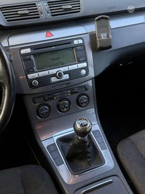 Black Volkswagen Passat 2008 in Vilnius, with an engine capacity of 1.90 L and mileage of 382 thousand km for 1650 €, photo 12 on AUTOMOTO.COM.LV