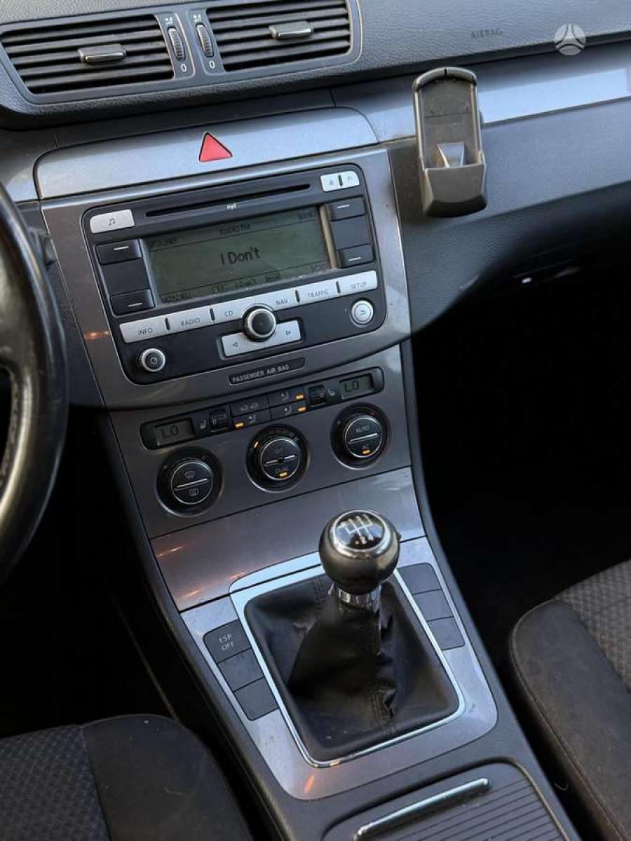 Black Volkswagen Passat 2008 in Vilnius, with an engine capacity of 1.90 L and mileage of 382 thousand km for 1650 €, photo 12 on AUTOMOTO.COM.LV