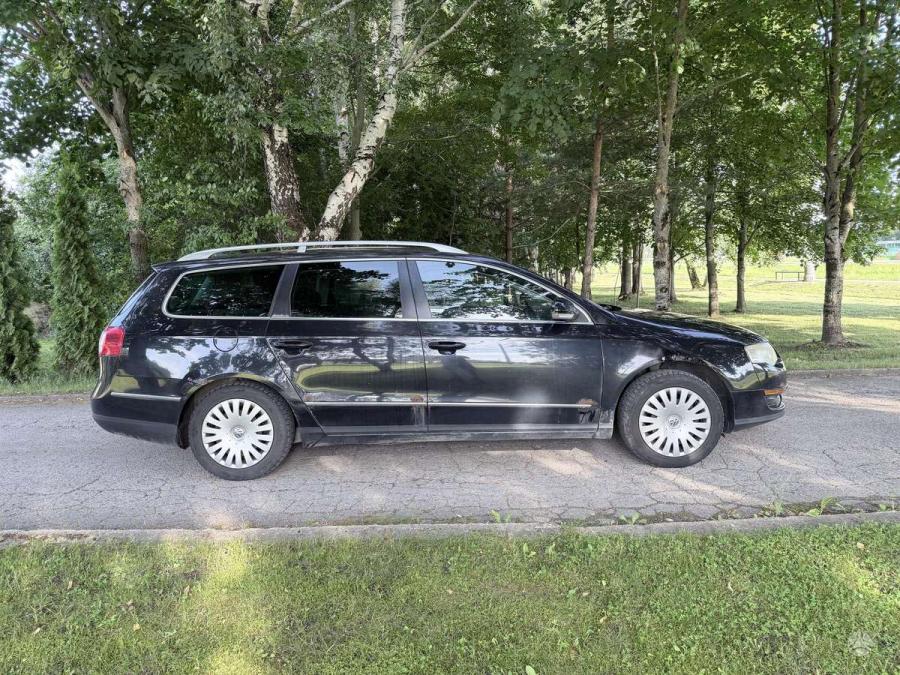 Black Volkswagen Passat 2008 in Plunge, with an engine capacity of 1.90 L and mileage of 290 thousand km for 1200 €, photo 4 on AUTOMOTO.COM.LV