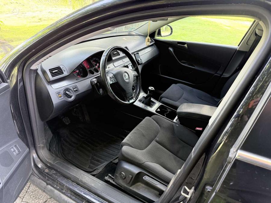 Black Volkswagen Passat 2008 in Plunge, with an engine capacity of 1.90 L and mileage of 290 thousand km for 1200 €, photo 11 on AUTOMOTO.COM.LV