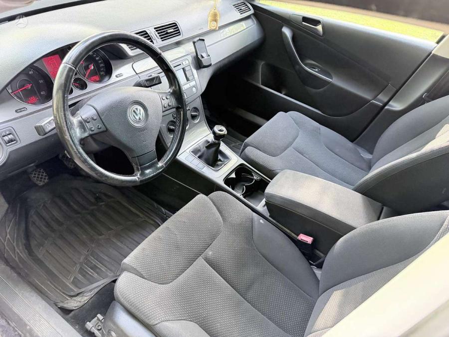 Black Volkswagen Passat 2008 in Plunge, with an engine capacity of 1.90 L and mileage of 290 thousand km for 1200 €, photo 12 on AUTOMOTO.COM.LV