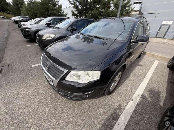 Volkswagen Passat 2008 in Vilnius on AUTOMOTO.COM.LV Black Volkswagen Passat 2008 in Vilnius, with an engine capacity of 1.97 L and mileage of 428 thousand km for 1000 €, photo 3 on AUTOMOTO.COM.LV