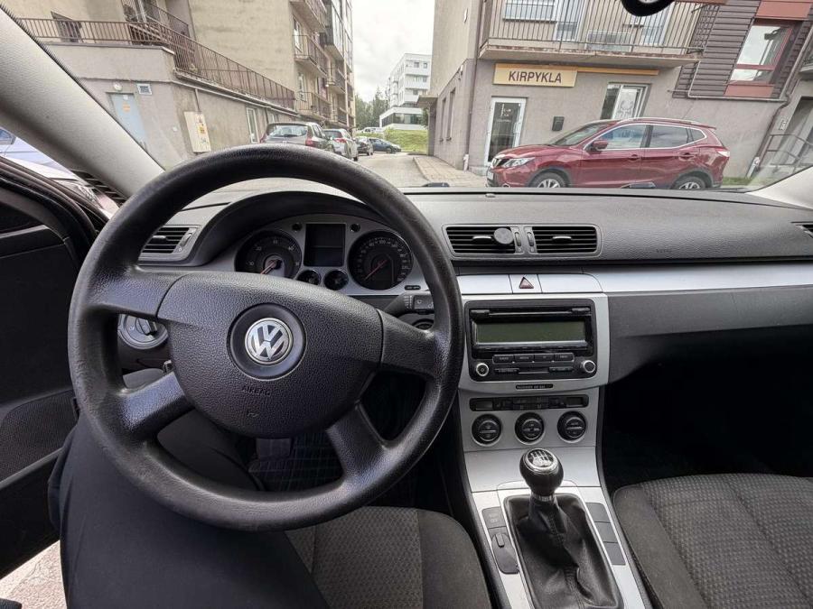Melns Volkswagen Passat 2008 Viļņa, ar dzinēja tilpumu 1.97 L un nobraukumu 428 tūkst. km par 1000 €, foto 5 vietnē AUTOMOTO.COM.LV