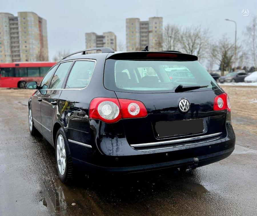 Black Volkswagen Passat 2009 in Vilnius, with an engine capacity of 1.40 L and mileage of 300 thousand km for 2799 €, photo 2 on AUTOMOTO.COM.LV