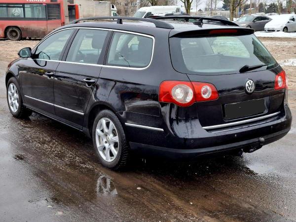 Black Volkswagen Passat 2009 in Vilnius, with an engine capacity of 1.40 L and mileage of 300 thousand km for 2799 €, photo 6 on AUTOMOTO.COM.LV