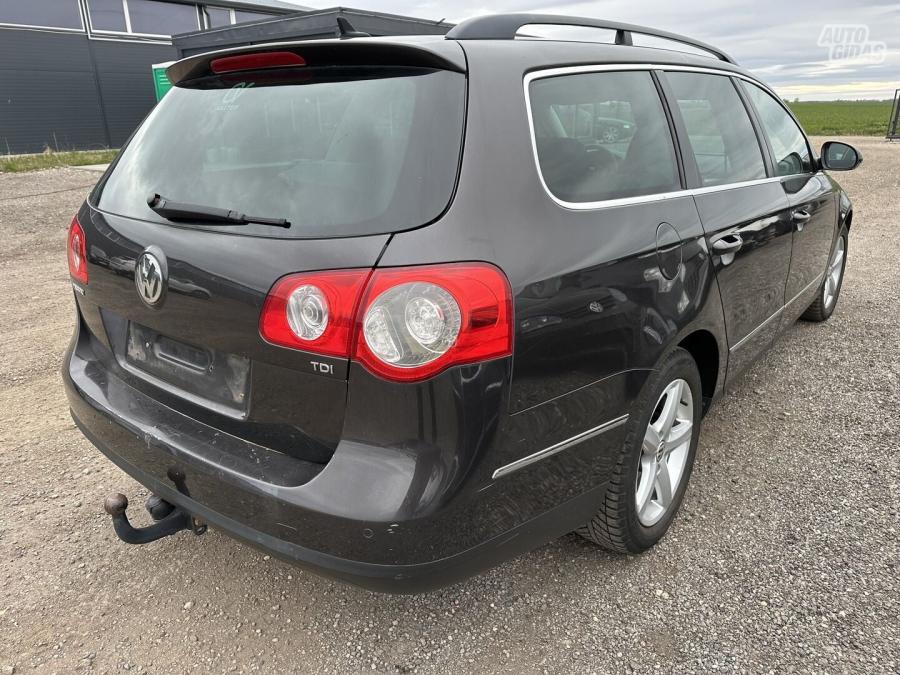 Black Volkswagen Passat 2009 in Giraite, with an engine capacity of 2.00 L and mileage of 245 thousand km for 1950 €, photo 6 on AUTOMOTO.COM.LV