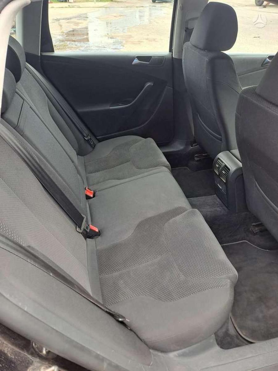 Black Volkswagen Passat 2009 in Vilnius, with an engine capacity of 1.97 L and mileage of 300 thousand km for 1100 €, photo 8 on AUTOMOTO.COM.LV