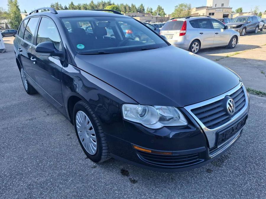 Black Volkswagen Passat 2009 in Utena, with an engine capacity of 1.97 L and mileage of 275 thousand km for 2400 €, photo 4 on AUTOMOTO.COM.LV