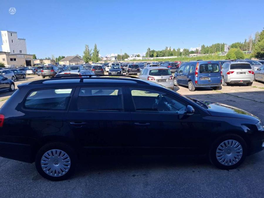 Black Volkswagen Passat 2009 in Utena, with an engine capacity of 1.97 L and mileage of 275 thousand km for 2400 €, photo 5 on AUTOMOTO.COM.LV