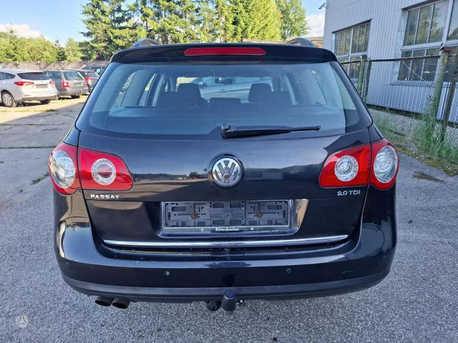 Black Volkswagen Passat 2009 in Utena, with an engine capacity of 1.97 L and mileage of 275 thousand km for 2400 €, photo 7 on AUTOMOTO.COM.LV