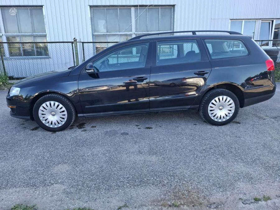 Black Volkswagen Passat 2009 in Utena, with an engine capacity of 1.97 L and mileage of 275 thousand km for 2400 €, photo 11 on AUTOMOTO.COM.LV