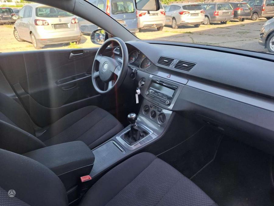 Black Volkswagen Passat 2009 in Utena, with an engine capacity of 1.97 L and mileage of 275 thousand km for 2400 €, photo 12 on AUTOMOTO.COM.LV