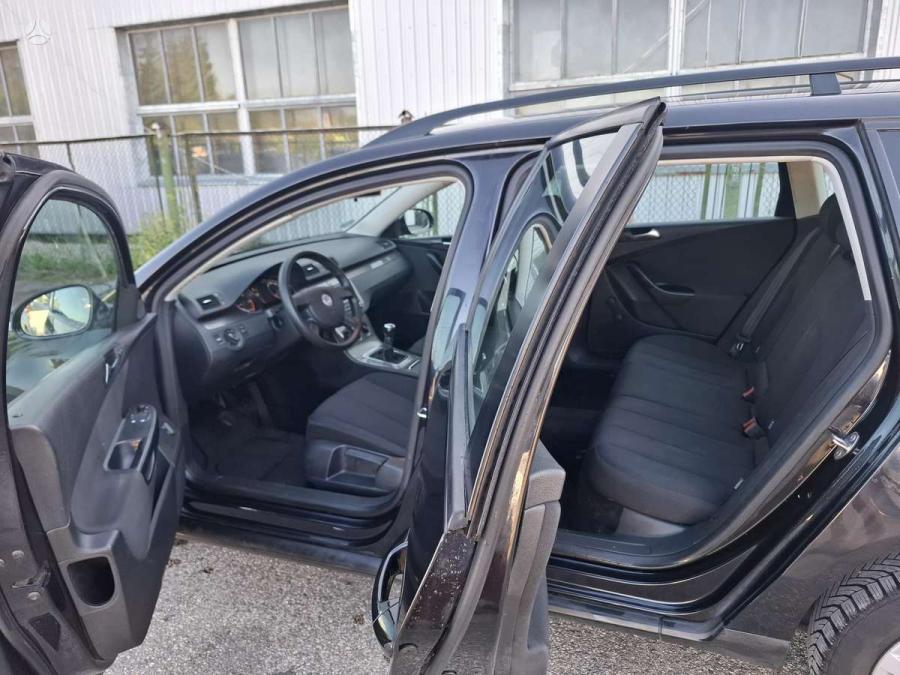 Black Volkswagen Passat 2009 in Utena, with an engine capacity of 1.97 L and mileage of 275 thousand km for 2400 €, photo 13 on AUTOMOTO.COM.LV