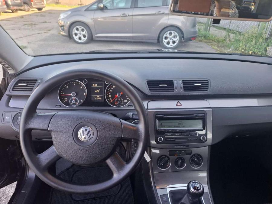 Black Volkswagen Passat 2009 in Utena, with an engine capacity of 1.97 L and mileage of 275 thousand km for 2400 €, photo 15 on AUTOMOTO.COM.LV