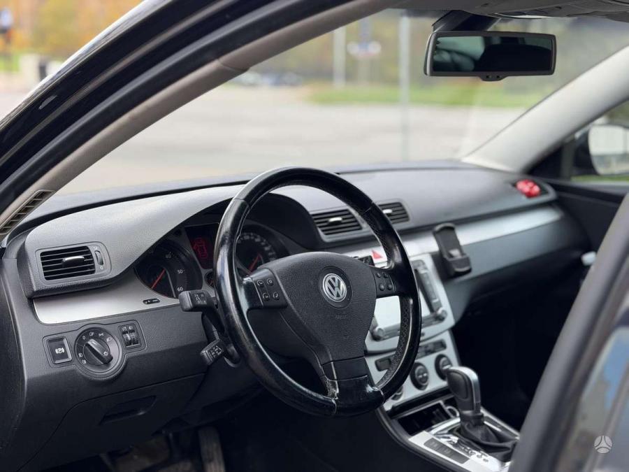 Black Volkswagen Passat 2009 in Vilnius, with an engine capacity of 1.97 L and mileage of 277 thousand km for 2900 €, photo 15 on AUTOMOTO.COM.LV