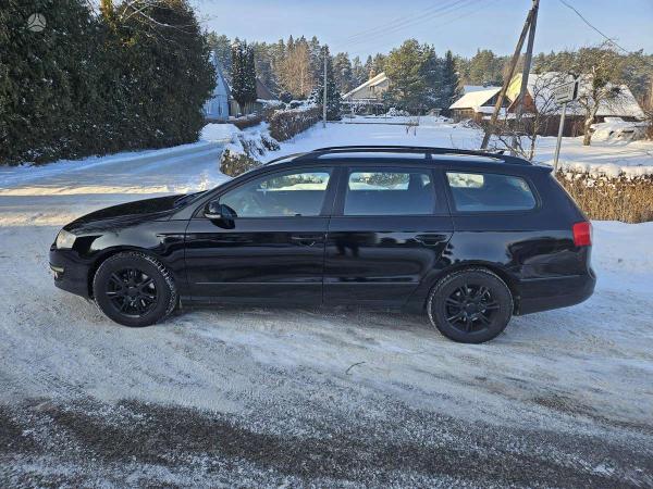 Black Volkswagen Passat 2010 in Prienai, with an engine capacity of 1.60 L and mileage of 348 thousand km for 1750 €, photo 4 on AUTOMOTO.COM.LV