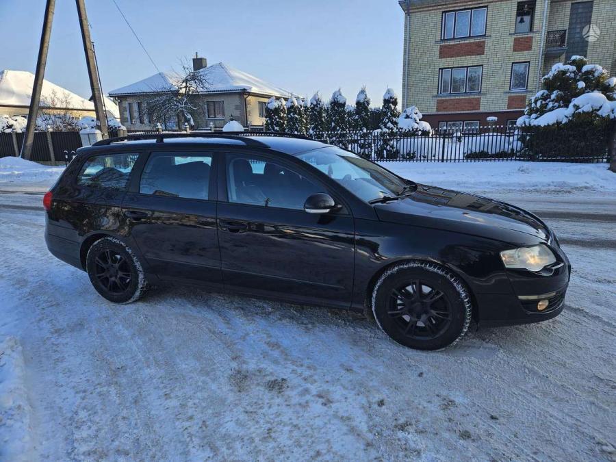 Black Volkswagen Passat 2010 in Prienai, with an engine capacity of 1.60 L and mileage of 348 thousand km for 1750 €, photo 7 on AUTOMOTO.COM.LV