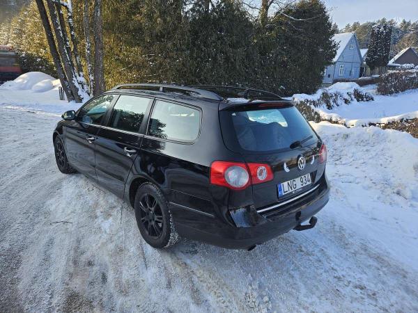 Black Volkswagen Passat 2010 in Prienai, with an engine capacity of 1.60 L and mileage of 348 thousand km for 1750 €, photo 8 on AUTOMOTO.COM.LV