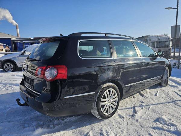 Black Volkswagen Passat 2010 in Kaunas, with an engine capacity of 1.97 L and mileage of 291 thousand km for 3150 €, photo 4 on AUTOMOTO.COM.LV