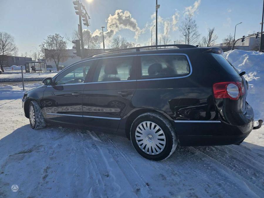 Black Volkswagen Passat 2010 in Kaunas, with an engine capacity of 1.97 L and mileage of 291 thousand km for 3150 €, photo 12 on AUTOMOTO.COM.LV