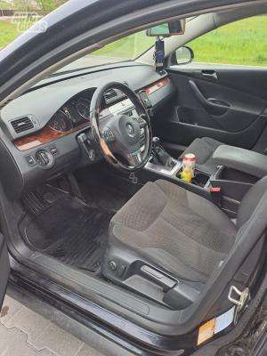 Black Volkswagen Passat 2010 in Klaipeda, with an engine capacity of 2.00 L and mileage of 370 thousand km for 1500 €, photo 6 on AUTOMOTO.COM.LV