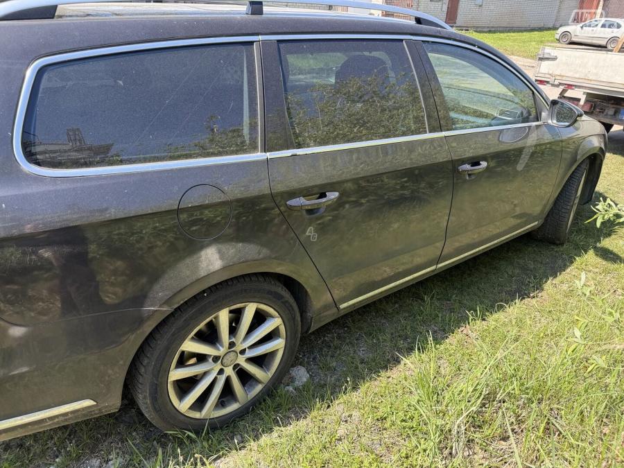 Black Volkswagen Passat 2010 in Kaunas, with an engine capacity of 2.00 L and mileage of 295 thousand km for 4100 €, photo 4 on AUTOMOTO.COM.LV