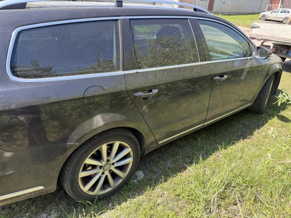 Black Volkswagen Passat 2010 in Kaunas, with an engine capacity of 2.00 L and mileage of 295 thousand km for 4100 €, photo 3 on AUTOMOTO.COM.LV
