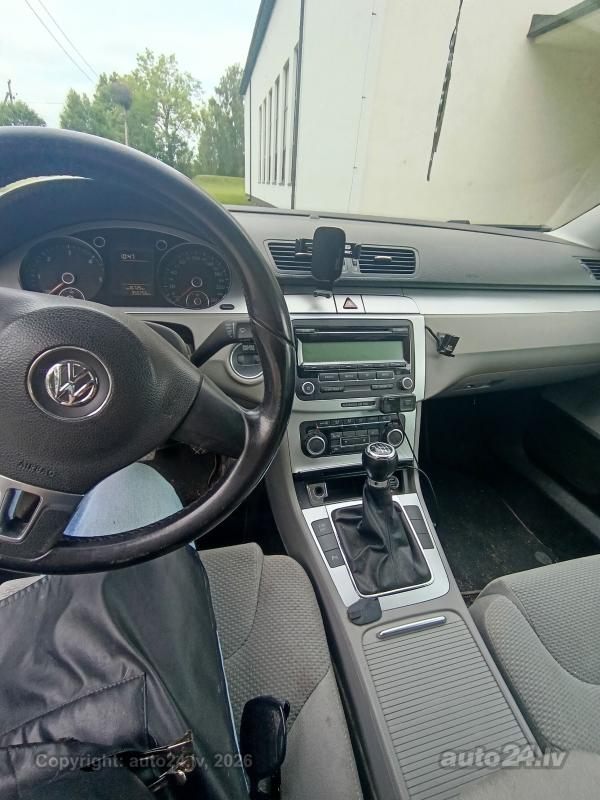 Black Volkswagen Passat 2010 in Valga, with an engine capacity of 2.00 L and mileage of 350 thousand km for 1200 €, photo 6 on AUTOMOTO.COM.LV