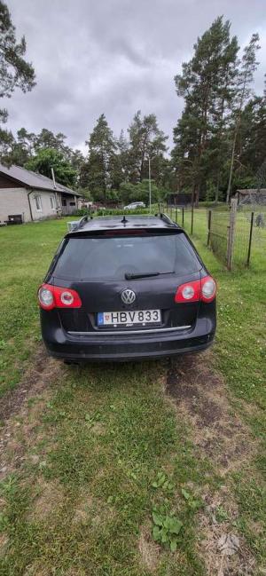 Black Volkswagen Passat 2010 in Vilnius, with an engine capacity of 1.97 L and mileage of 366 thousand km for 1750 €, photo 4 on AUTOMOTO.COM.LV