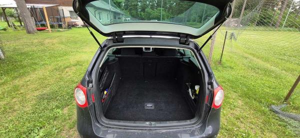 Black Volkswagen Passat 2010 in Vilnius, with an engine capacity of 1.97 L and mileage of 366 thousand km for 1750 €, photo 6 on AUTOMOTO.COM.LV