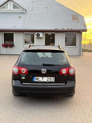 Black Volkswagen Passat 2010 in Marijampole, with an engine capacity of 1.78 L and mileage of 320 thousand km for 3400 €, photo 5 on AUTOMOTO.COM.LV