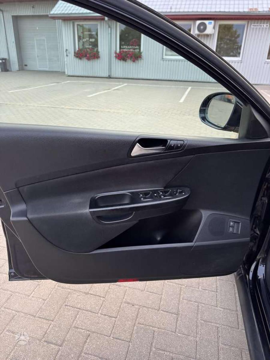 Black Volkswagen Passat 2010 in Marijampole, with an engine capacity of 1.78 L and mileage of 320 thousand km for 3400 €, photo 12 on AUTOMOTO.COM.LV