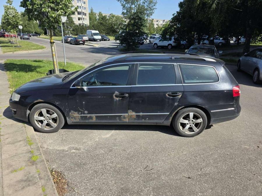 Melns Volkswagen Passat 2010 Viļņa, ar dzinēja tilpumu 1.97 L un nobraukumu 373 tūkst. km par 1750 €, foto 3 vietnē AUTOMOTO.COM.LV