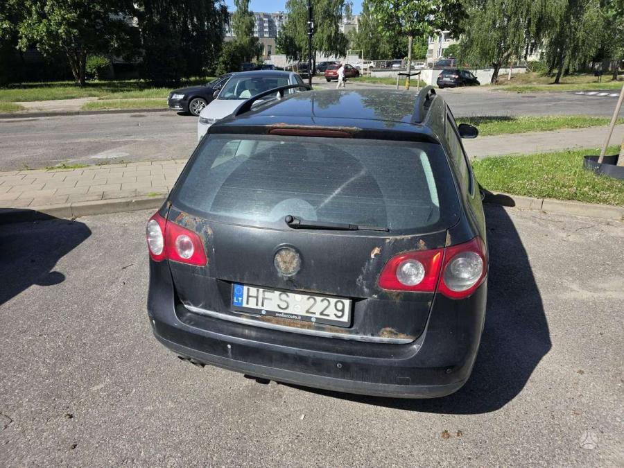 Melns Volkswagen Passat 2010 Viļņa, ar dzinēja tilpumu 1.97 L un nobraukumu 373 tūkst. km par 1750 €, foto 4 vietnē AUTOMOTO.COM.LV