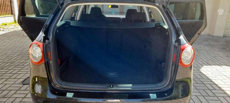 Black Volkswagen Passat 2010 in Vilnius, with an engine capacity of 1.97 L and mileage of 285 thousand km for 3750 €, photo 6 on AUTOMOTO.COM.LV