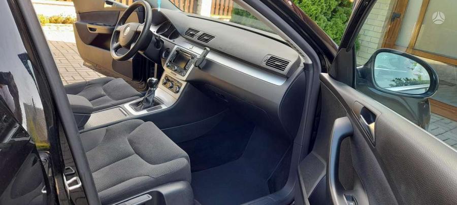Black Volkswagen Passat 2010 in Vilnius, with an engine capacity of 1.97 L and mileage of 285 thousand km for 3750 €, photo 8 on AUTOMOTO.COM.LV