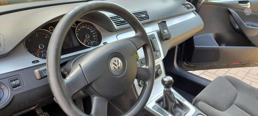 Black Volkswagen Passat 2010 in Vilnius, with an engine capacity of 1.97 L and mileage of 285 thousand km for 3750 €, photo 11 on AUTOMOTO.COM.LV