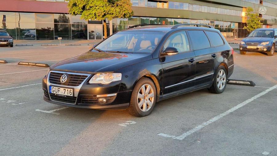 Black Volkswagen Passat 2010 in Vilnius, with an engine capacity of 1.97 L and mileage of 474 thousand km for 990 €, photo 3 on AUTOMOTO.COM.LV