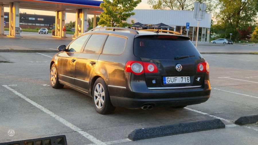 Black Volkswagen Passat 2010 in Vilnius, with an engine capacity of 1.97 L and mileage of 474 thousand km for 990 €, photo 5 on AUTOMOTO.COM.LV