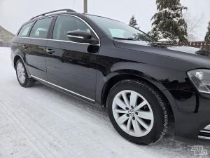 Black Volkswagen Passat 2011 in Vilnius, with an engine capacity of 1.60 L and mileage of 190 thousand km for 4800 €, photo 3 on AUTOMOTO.COM.LV