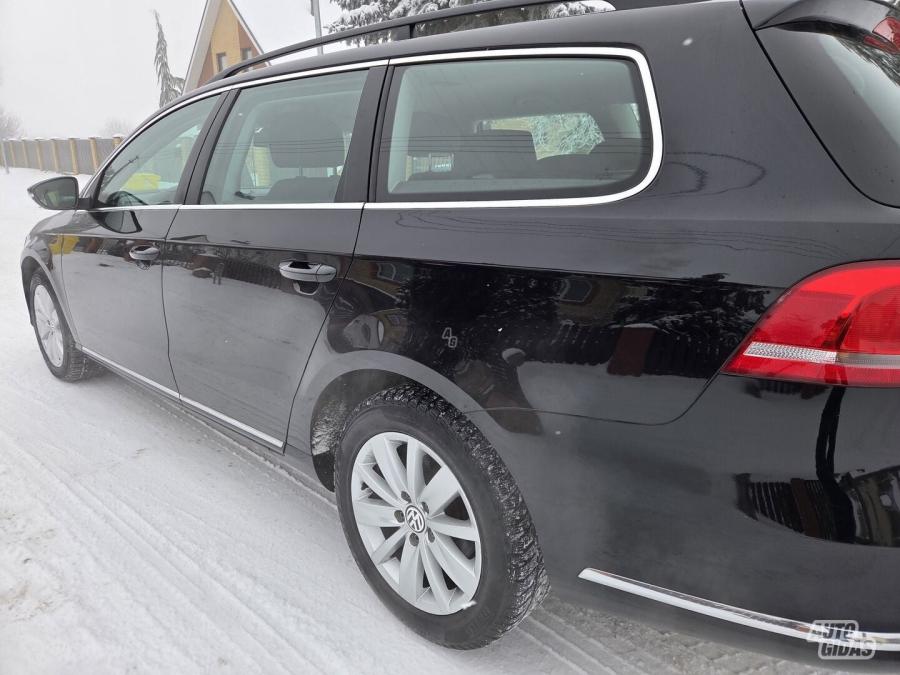 Black Volkswagen Passat 2011 in Vilnius, with an engine capacity of 1.60 L and mileage of 190 thousand km for 4800 €, photo 4 on AUTOMOTO.COM.LV
